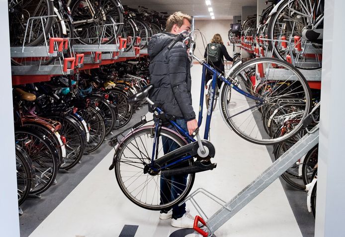 Grootste fietsenstalling van de wereld onder Stationsplein is nu al te ...
