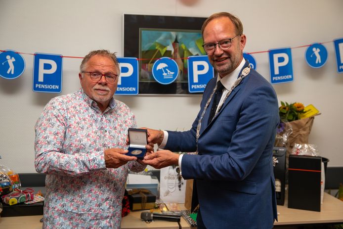 Peter Looij ontvangt gemeentelijke erepenning Brielle voor zijn werk in ...
