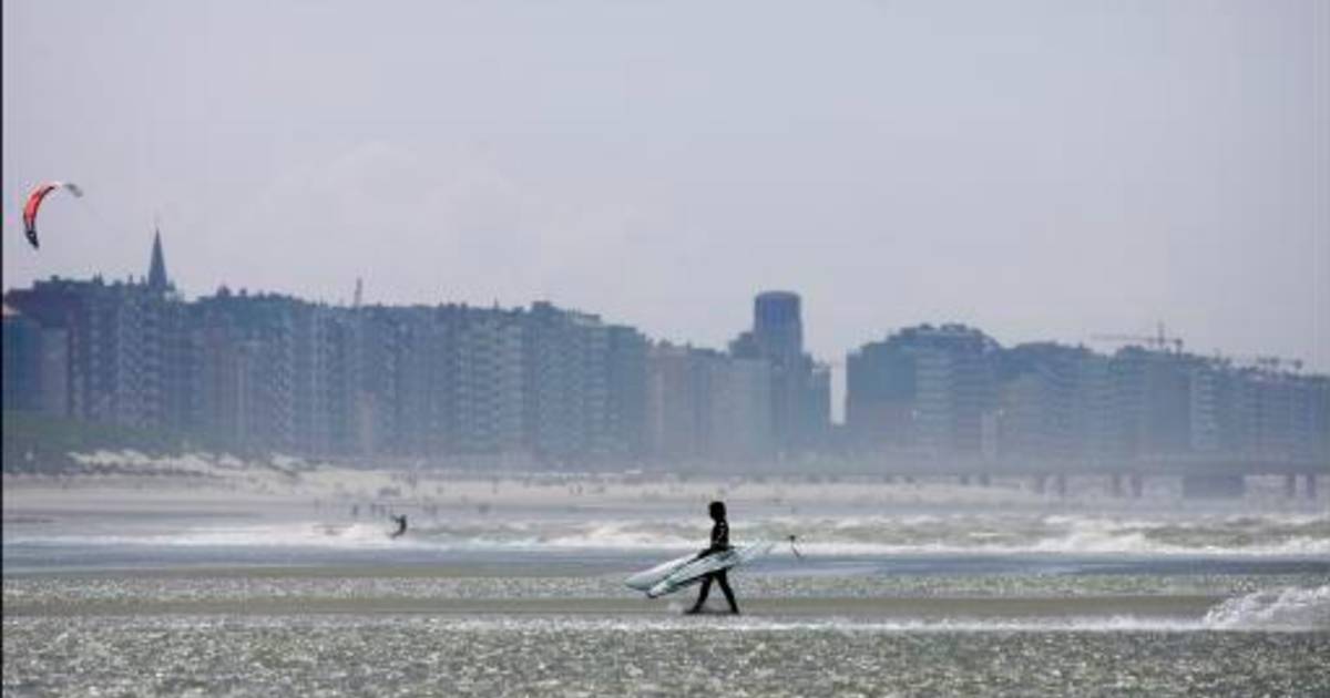 Duo in Koksijde in de problemen door sterke zeestroming | Binnenland ...
