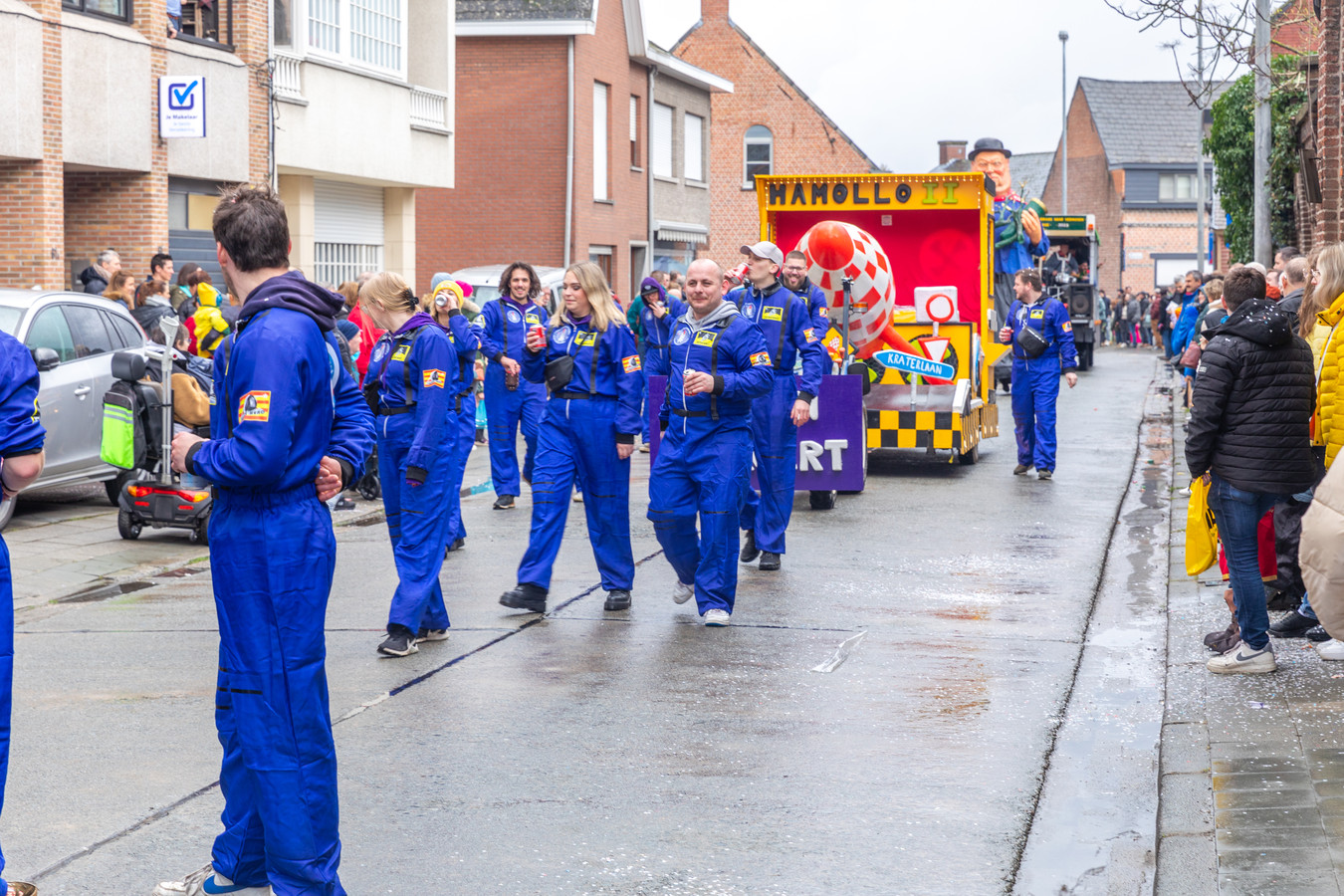Moerzeke carnaval schot in de roos, massa volk langs de kant | Foto ...
