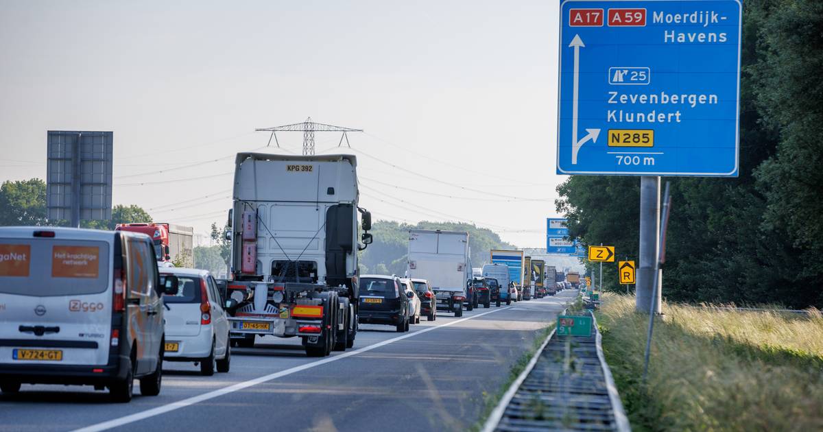 Alle waarschuwingen ten spijt, 15 kilometer vóór Moerdijkbrug al ... Alle waarschuwingen ten spijt, 15 kilometer vóór Moerdijkbrug al ...