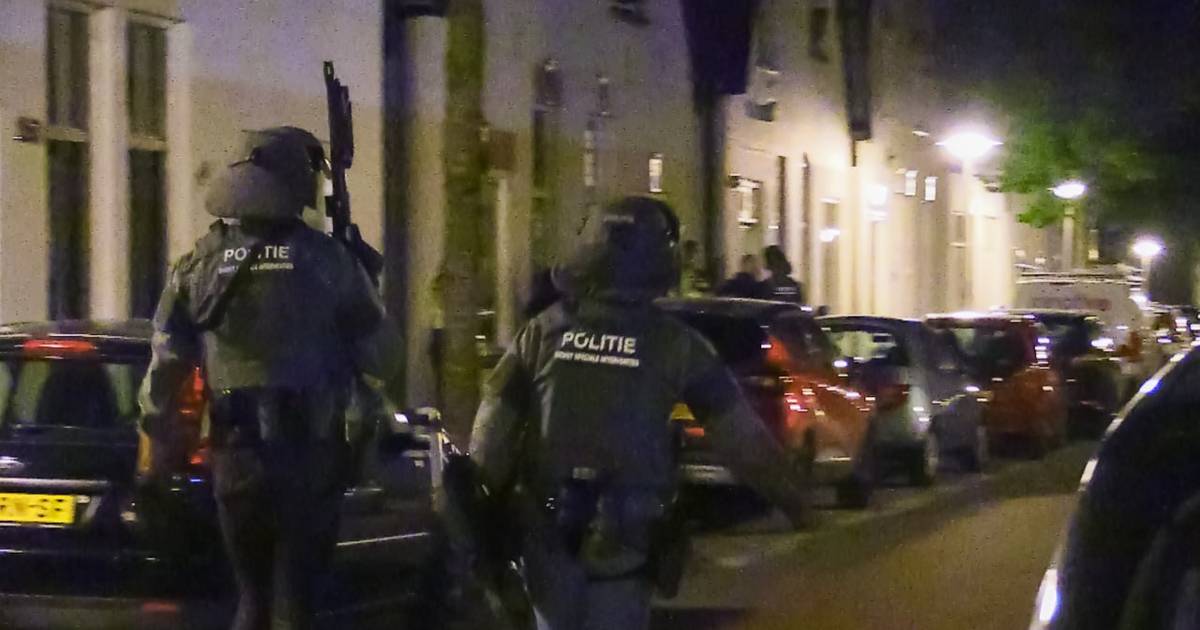 Buurt schrikt wakker: DSI doet nachtelijke inval in Enschedese woning ...