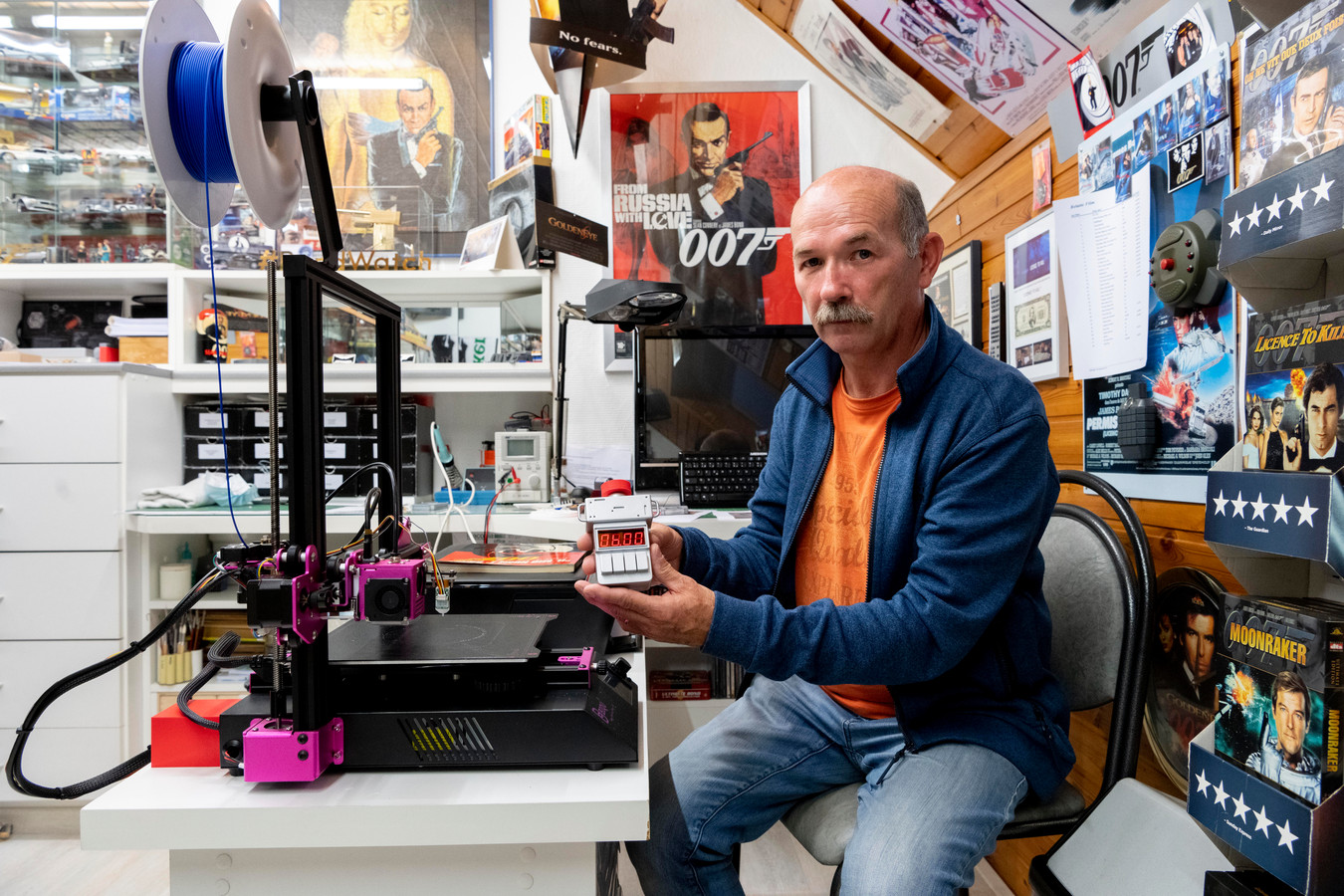 Op bezoek bij Marc Moret (59), fan en groot verzamelaar van 007: “Ben ...