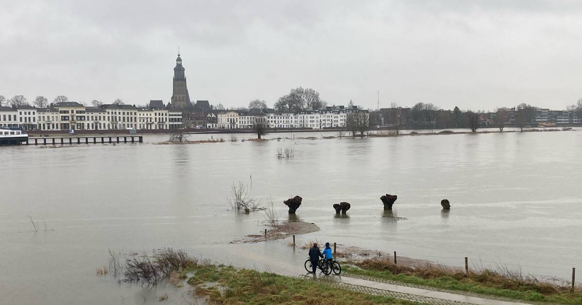 Hoogwater IJssel: zandzakken in Zutphen, waterschap laat polder bij ...