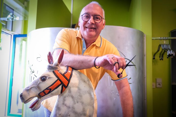 Na 41 jaar hangt kapper Paul (63) kam en schaar aan de haak ...