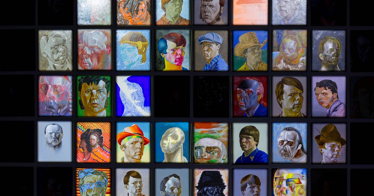 Meer dan 9000 zelfportretten zijn handelsmerk van kunstenaar Philip ...