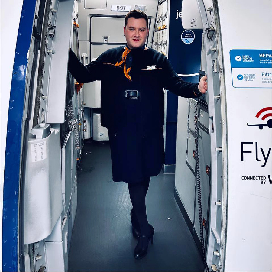 Stewards in rokken en stewardessen in driedelig pak: voor het eerst ...