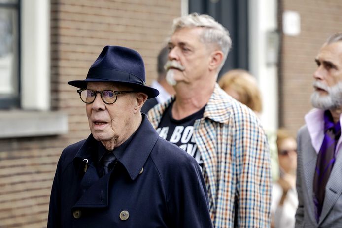 Bekend Nederland loopt uit voor begrafenis Erwin Olaf: fotograaf op ...