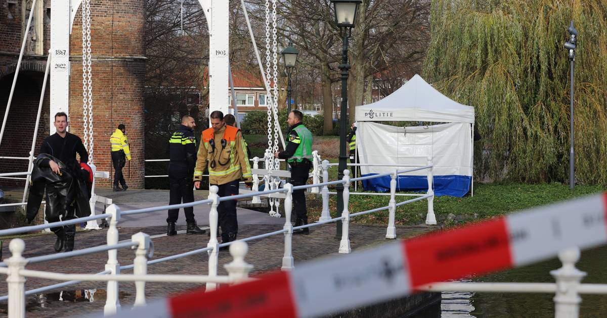 Drama in Delft: dode en zwaargewonde bij auto te water, politie vindt ...