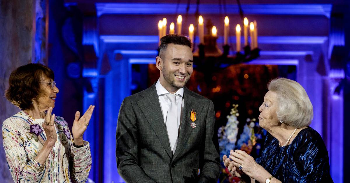Prinses Beatrix reikt Zilveren Anjer uit aan Vlissingse erfgoedredder ...