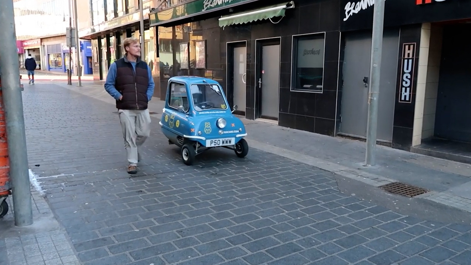 Tocht van 1.400 km met 's werelds kleinste auto voor kinderen in nood ...