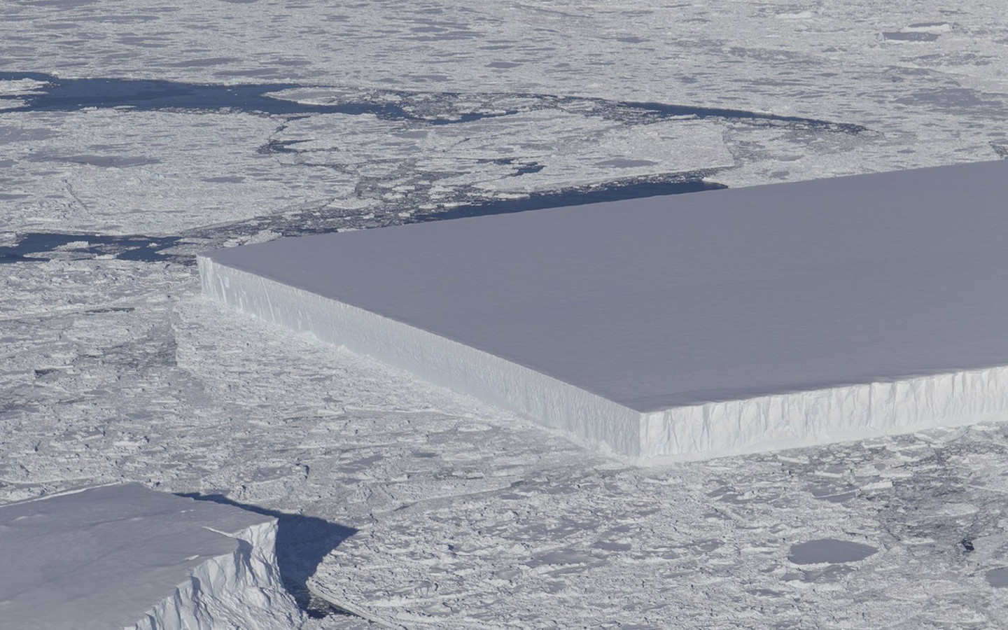 NASA treft op Antarctica perfect rechthoekige ijsberg aan | Foto | AD.nl