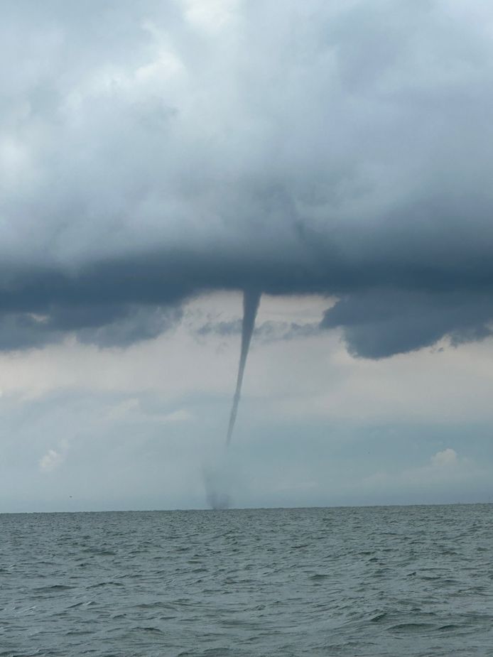 Spectaculair beeld: waterhoos bij Zoutelande | Binnenland | gelderlander.nl