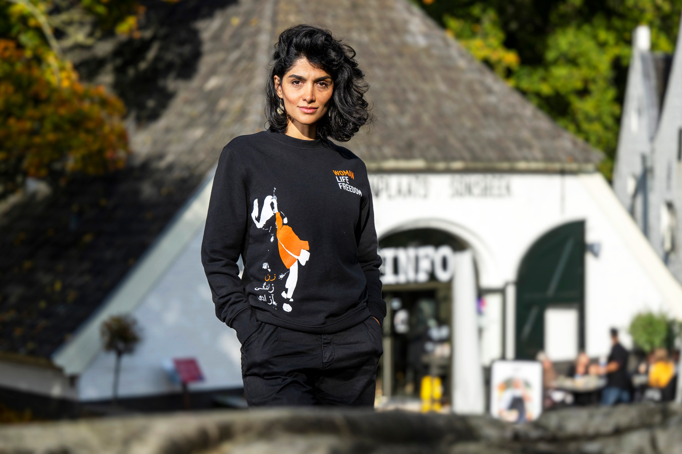 Niloofar schaart zich achter de revolutie in Iran: ‘Dat had ik drie ...