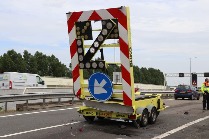 Opnieuw botst een automobilist op pijlwagen A12 | Pijnacker-Nootdorp | AD.nl