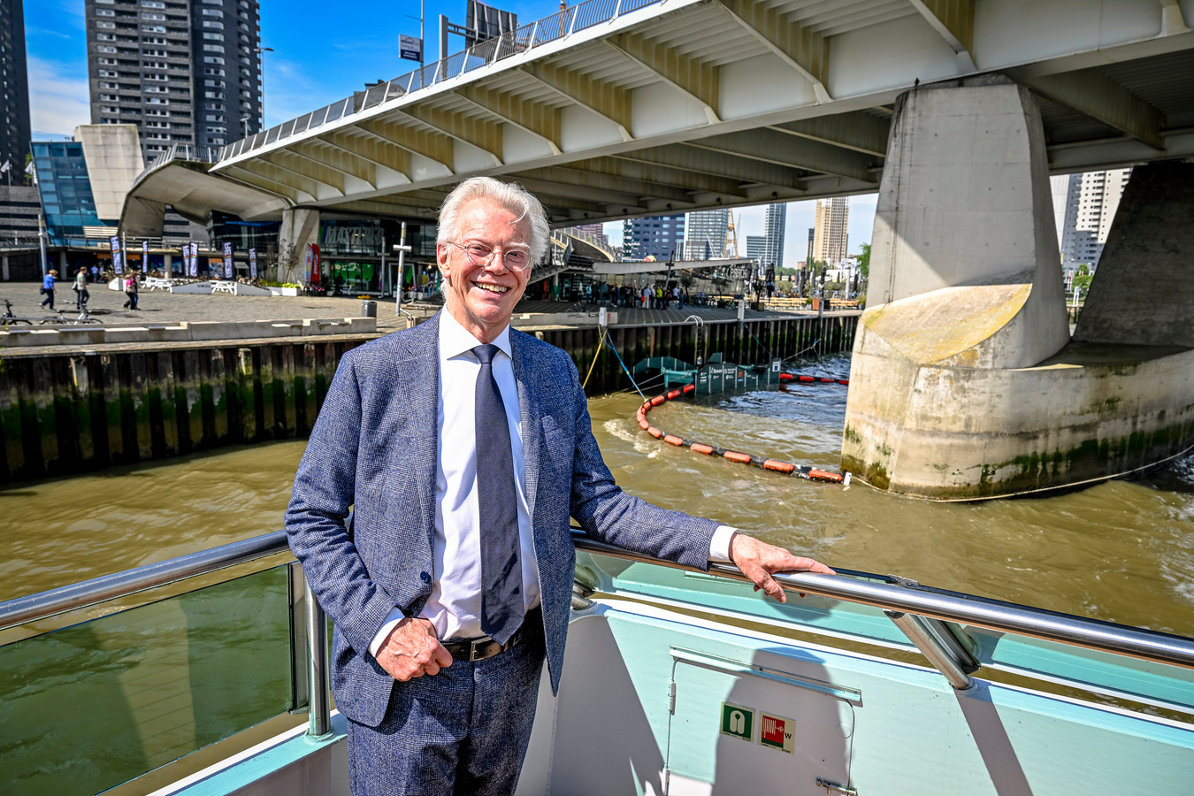 Bouwer van grootste schip ter wereld vecht midden in de stad tegen ...
