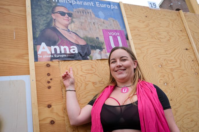 Anna (34) pronkt met diepe decolleté en fuchsia beha op opvallende verkiezingsaffiche: “Knipoog ...