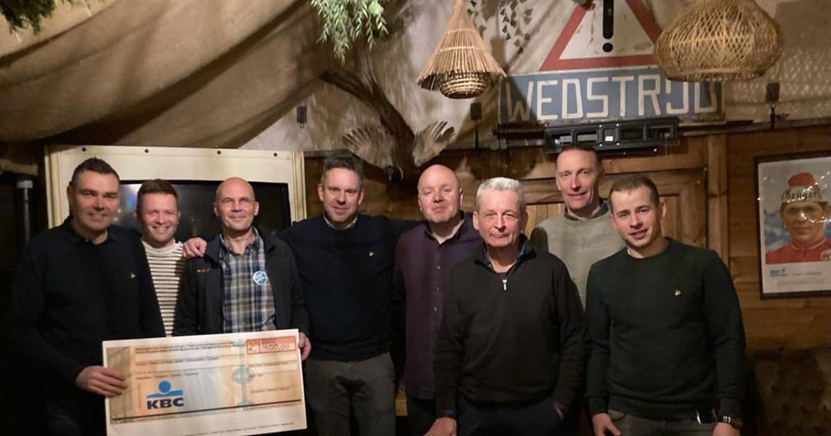 Fietsclub WTC Den Blauwe Hoek overhandigt cheque van 400 euro aan goed ...
