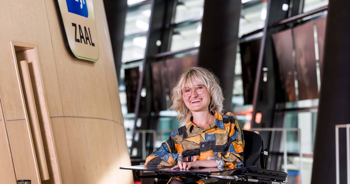 Silke (25) zingt en ja, dat doet ze in haar rolstoel: ‘Als de lift stuk ...