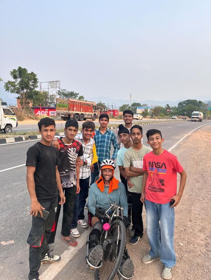 Michiel (38) bereikt hoogste punt met handbike in Himalaya en heeft ...