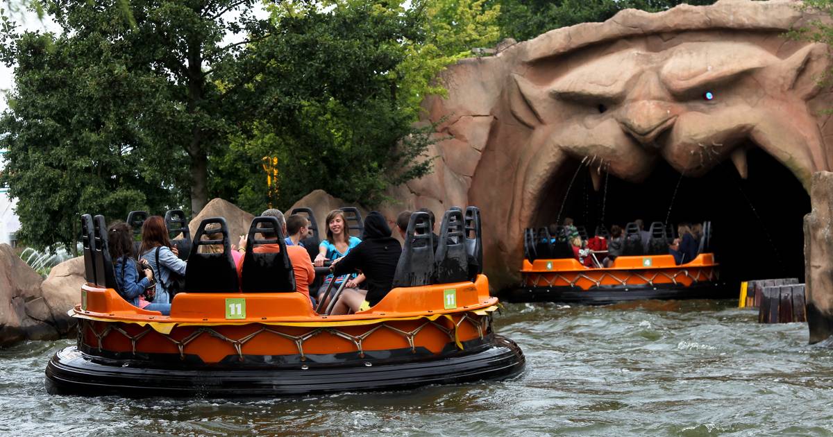 Incident in Walibi: bootjes haken in elkaar, twee bezoekers vallen in ...