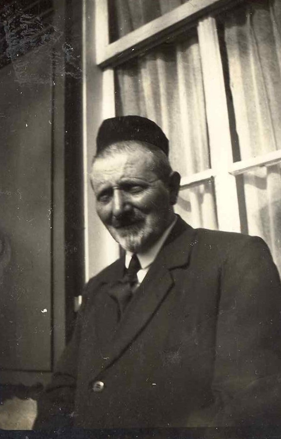 Leni’s foto’s uit gelukkige jaren werden gered uit het vuilnis, boek ...