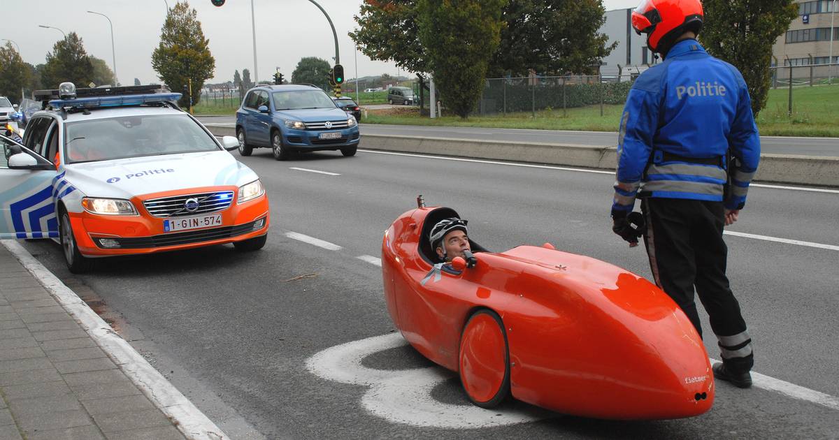 Politie test snelheid van in beslag genomen ligfiets | Keerbergen | hln.be