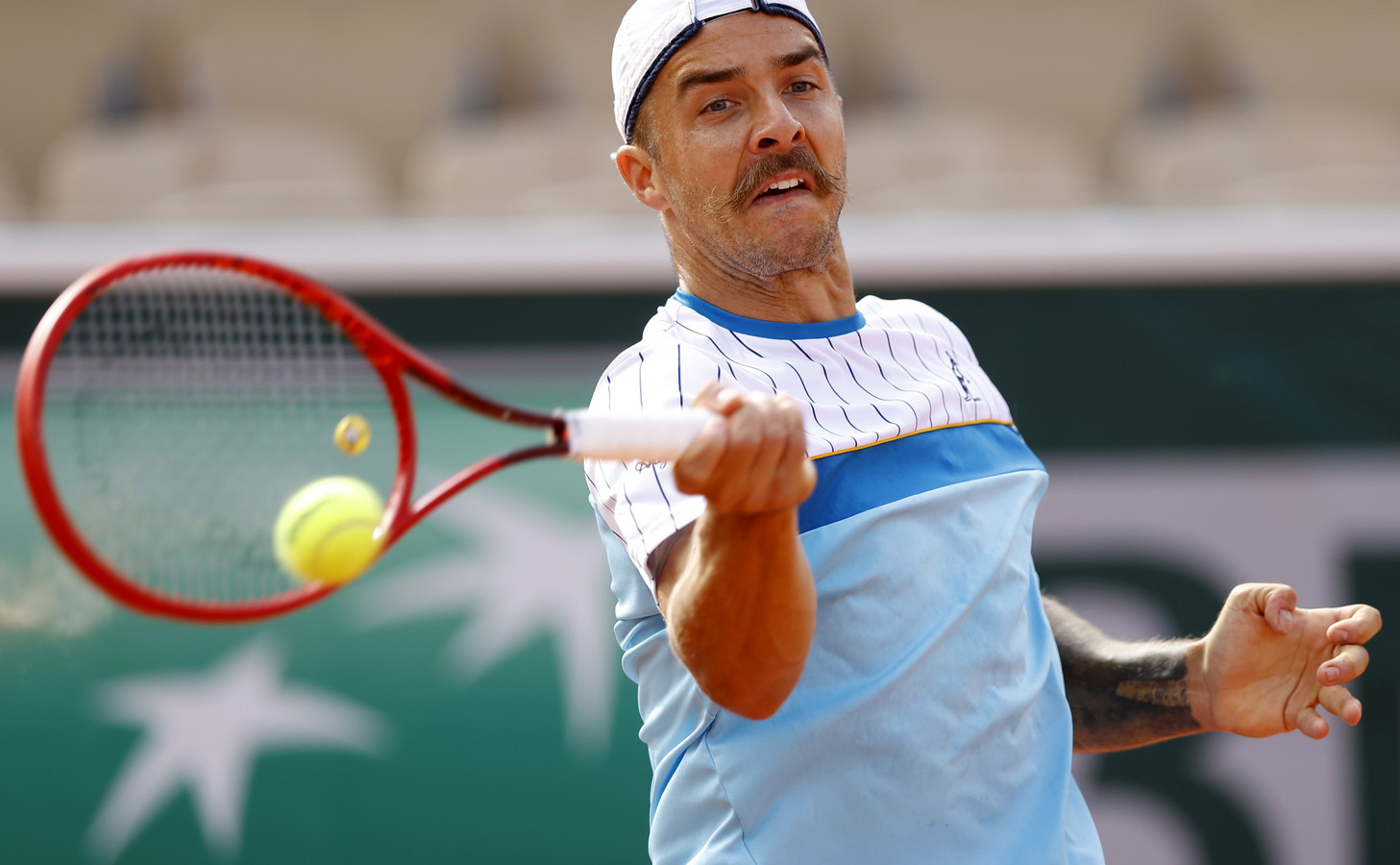 Slokje uit verkeerde bidon komt tennisser Andrej Martin duur te staan ...