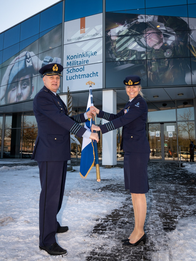 Eerste vrouw als commandant op Vliegbasis Woensdrecht: kolonel Meeuwsen ...