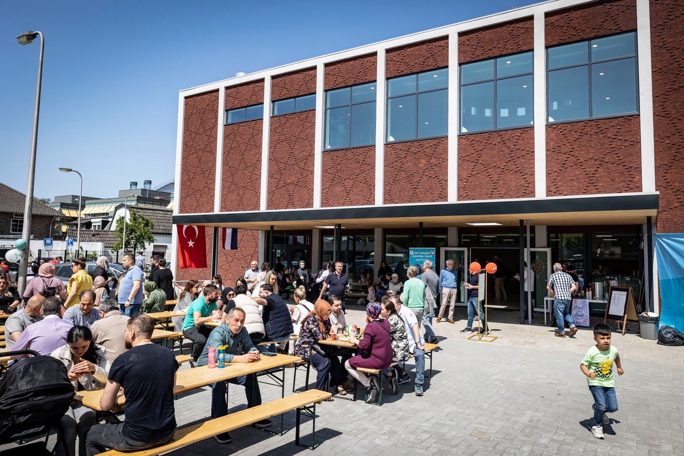 Adembenemende stilte in gebedsruimte nieuwe Hengelose moskee; aparte ...