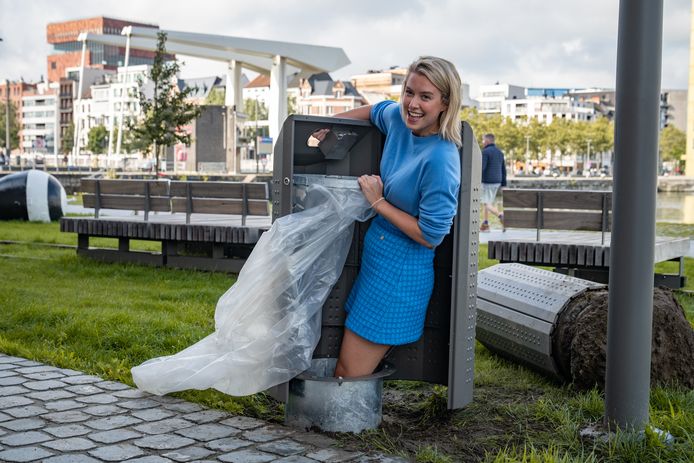 Schepen Els van Doesburg (N-VA) demonstreert hoeveel afval er kan in de ...