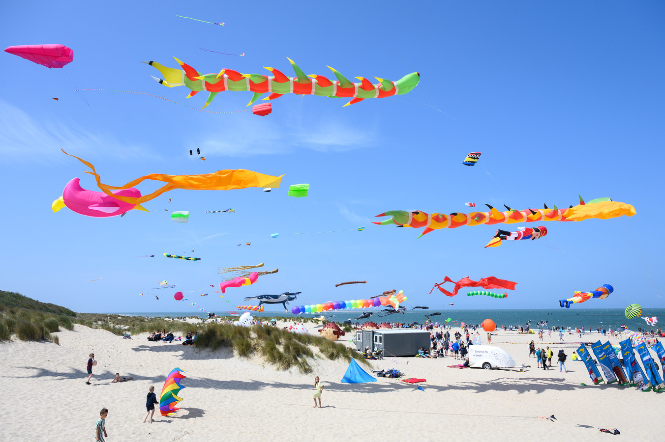 Het is weer feest boven het strand van Renesse; ‘Kijk die lach op de ...