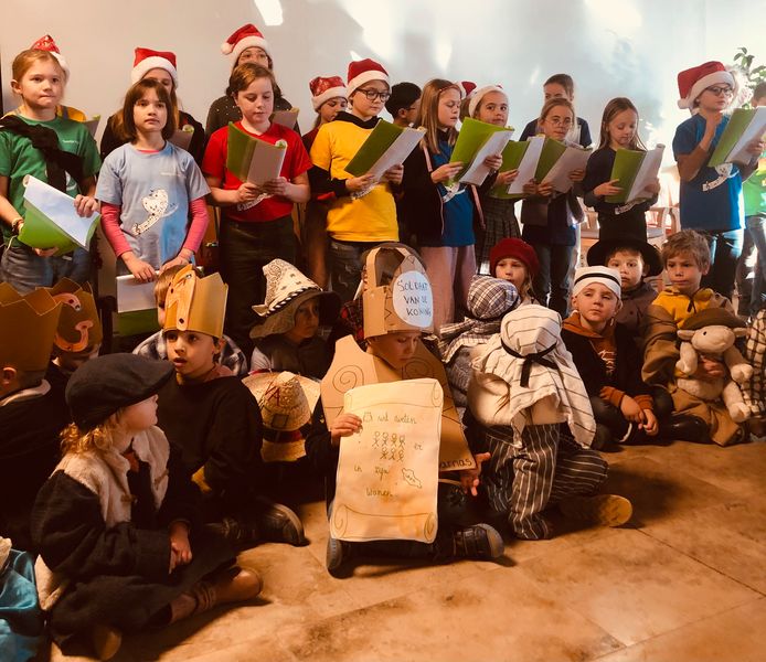 Kleuters en schoolkoor Klim-Op zingen liedjes voor bewoners WZC Ter ...