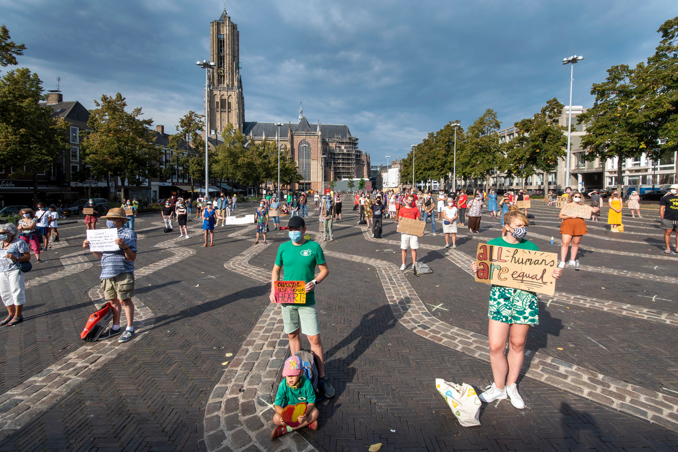 Demonstranten in Arnhem steken hand uit naar Moria | Foto | gelderlander.nl