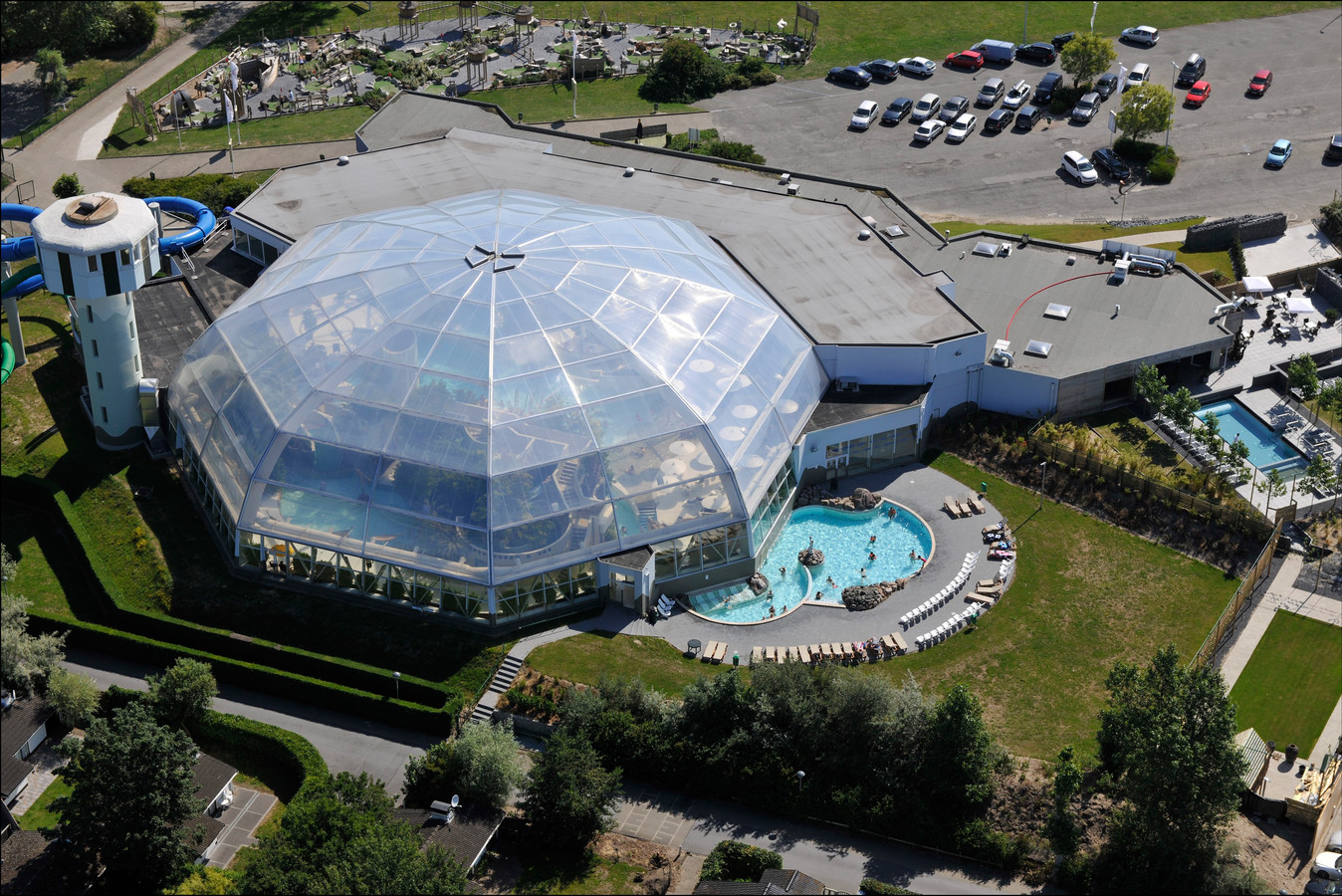 Jongeren dringen speeltuin bij Sunparks binnen en proberen trampoline ...