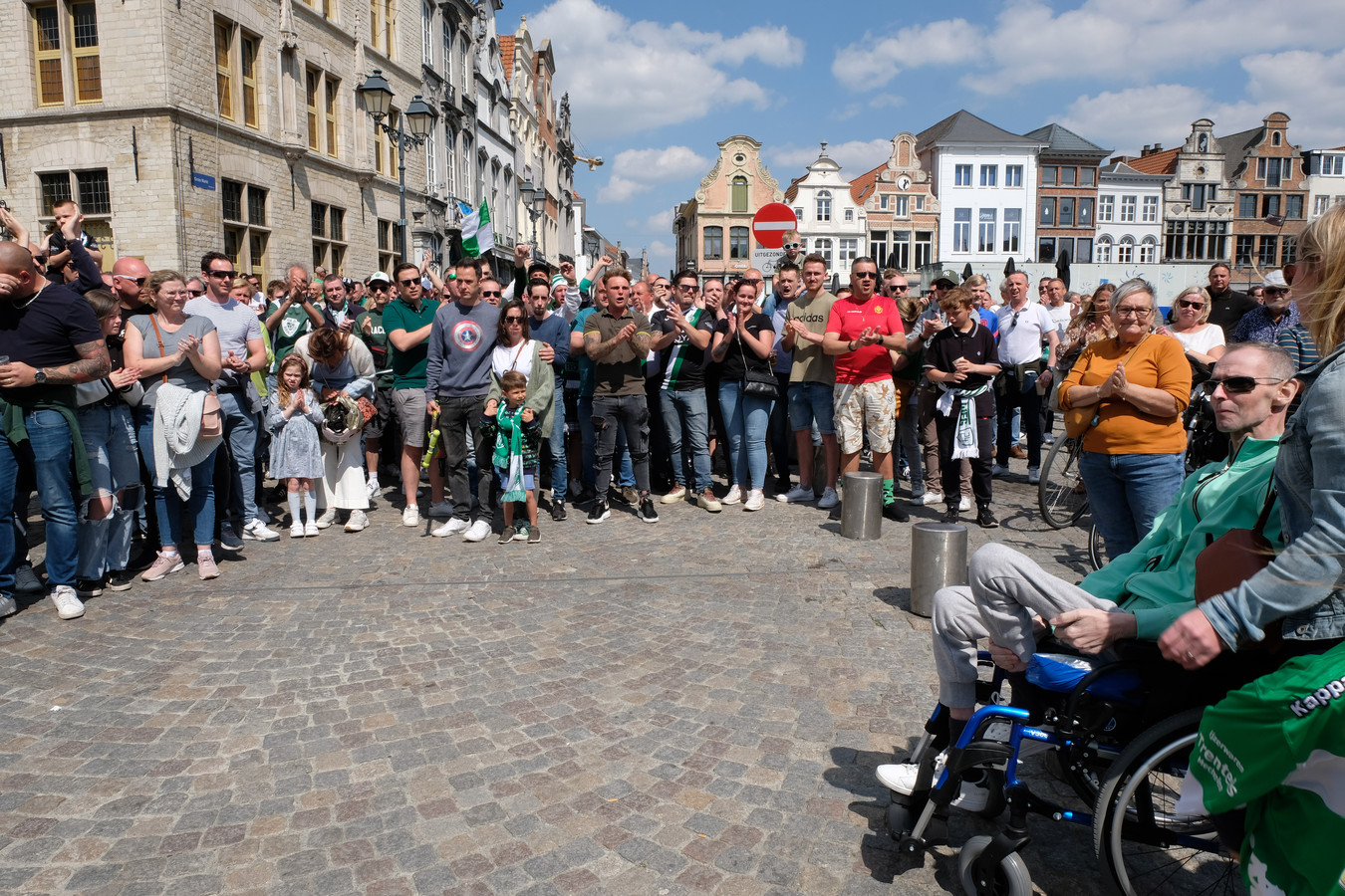 “One super Bougie”: Honderden brengen voor kampioenenmatch emotioneel ...
