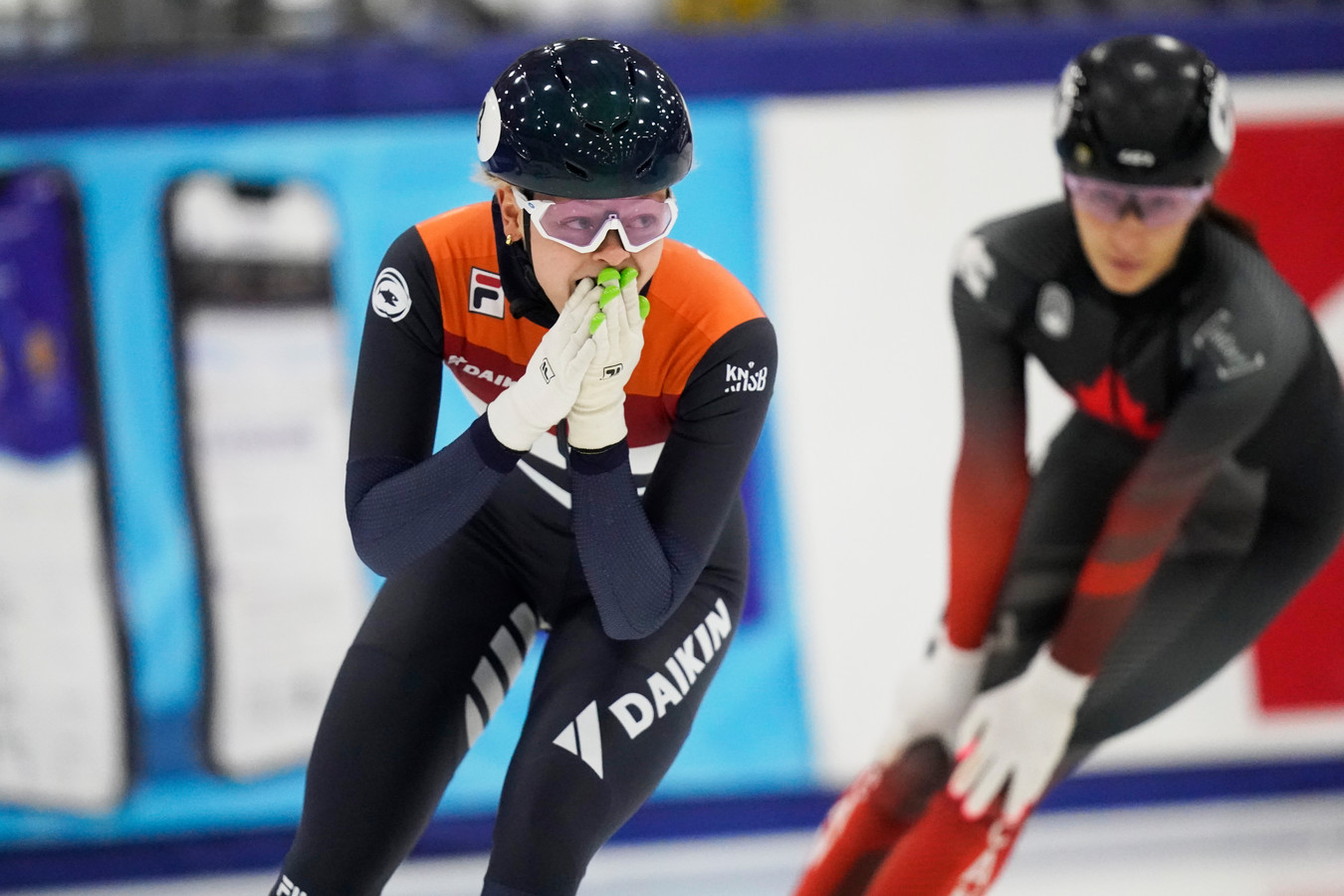Shorttracksters Xandra Velzeboer en Suzanne Schulting verbeteren ...