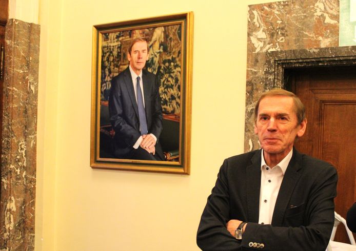 Ereburgemeester Luc Dupont kreeg een plaatsje tussen zijn voorgangers in het stadhuis (en hij is ...