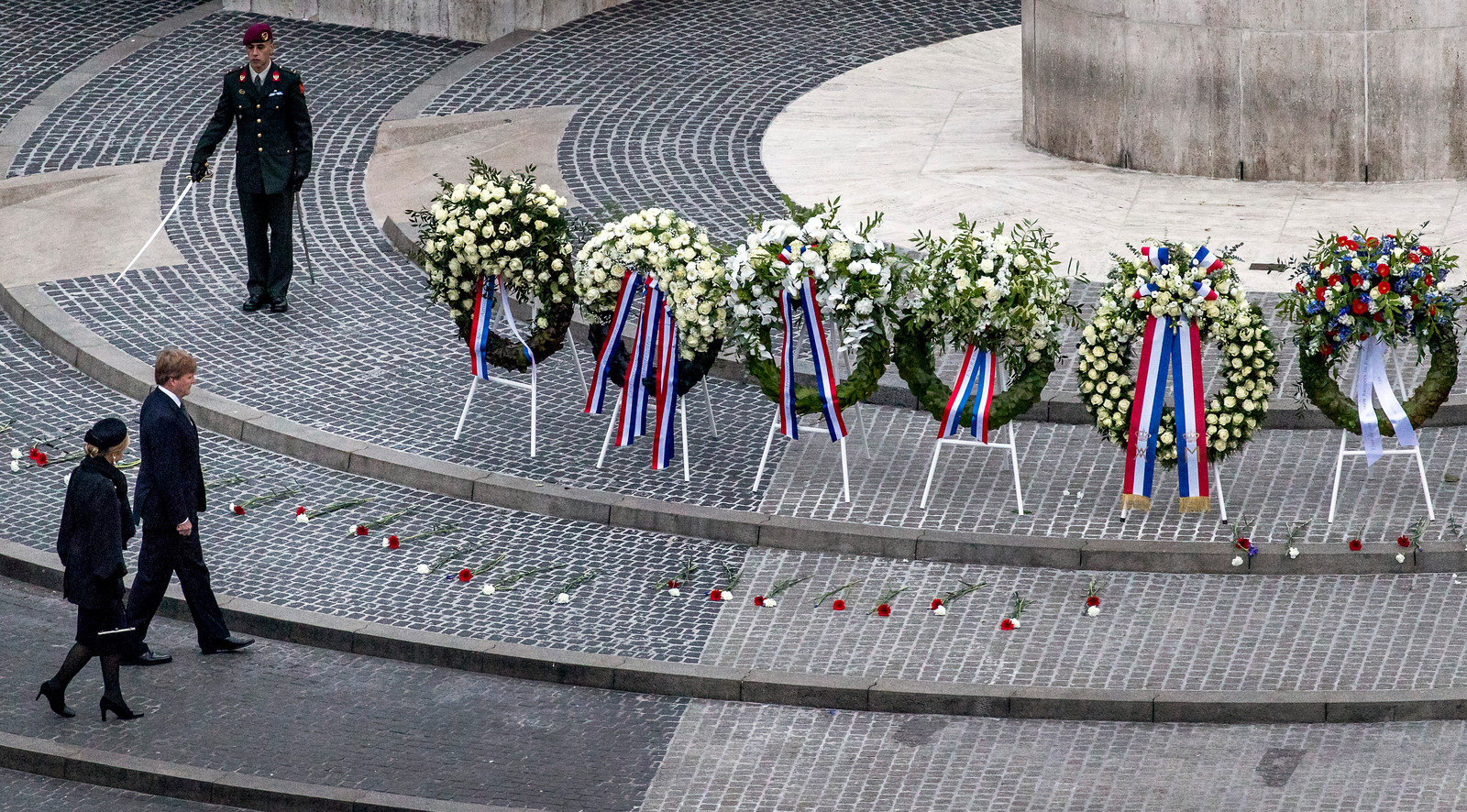 Koning spreekt voor het eerst bij Dodenherdenking op Dam, Merkel houdt 5 mei-lezing | Foto ...