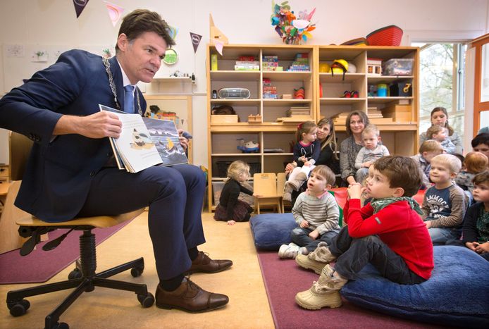 Niet Donald Trump, maar Paul Depla leest voor uit De Kleine Walvis ...