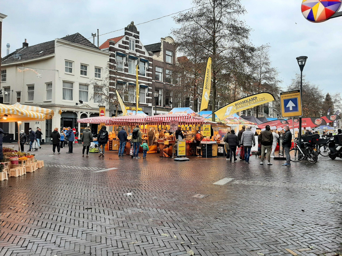 Moeten kooplieden op de markt in Zwolle verplicht een mondkapje dragen ...