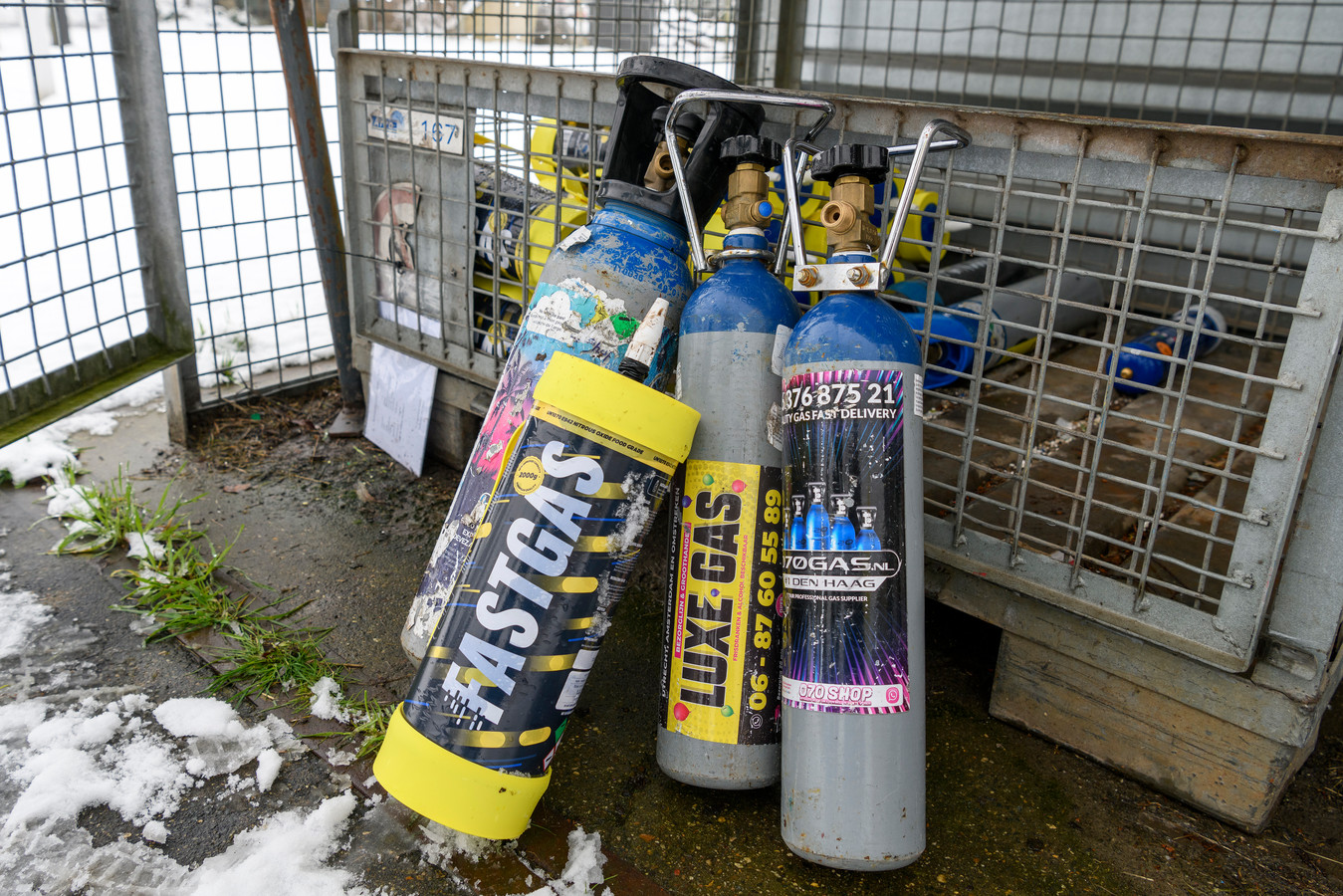 Woning in Den Bosch moet dicht na vondst 64 flessen lachgas | Foto | bd.nl