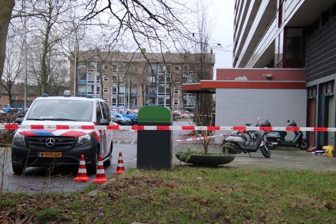 Dode bij schietincident Zwolle zou 38-jarige flatbewoner zijn, politie doet nog volop onderzoek ...