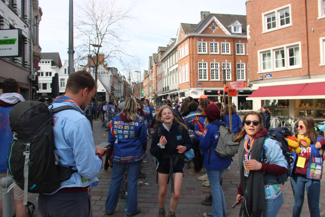 KIJK. 3.200 KSA’ers eindigen dertigste Joepie-tocht in ‘Stad X’ Tielt: “Bloed, zweet en tranen ...