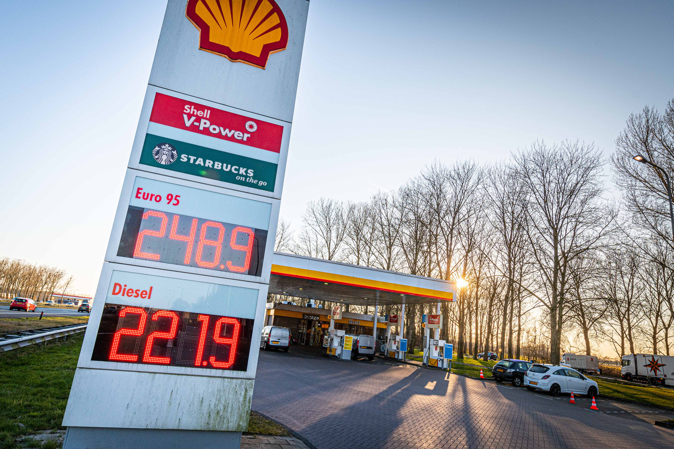 Bestuurders tanken massaal benzine voor amper 17 cent per liter ...