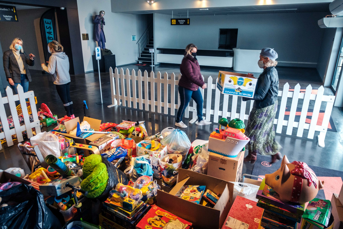 Sandra en Nathalie verzamelen massa’s speelgoed voor kansarme gezinnen ...