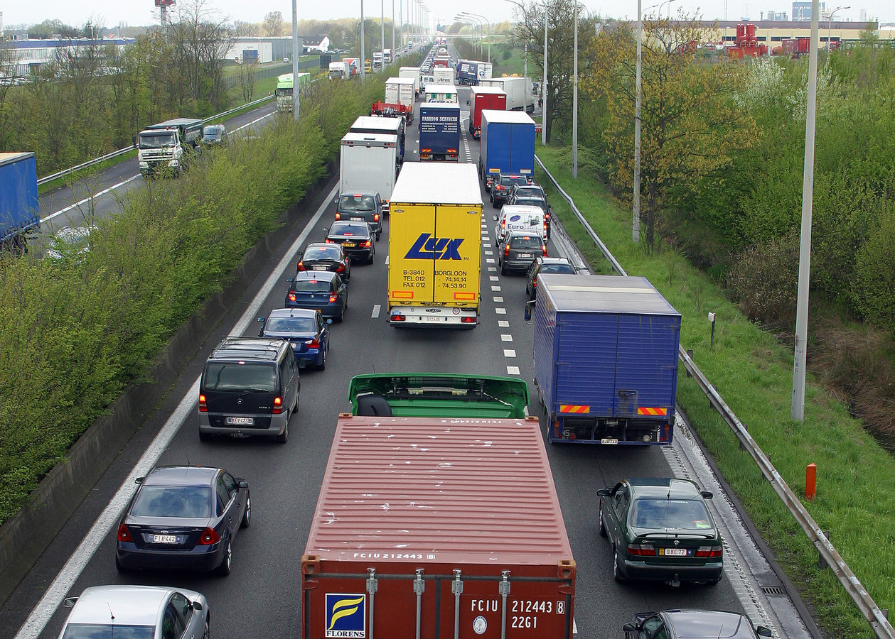 Meer dan anderhalf uur file op E313 richting Hasselt door ongeval in ... Meer dan anderhalf uur file op E313 richting Hasselt door ongeval in ...