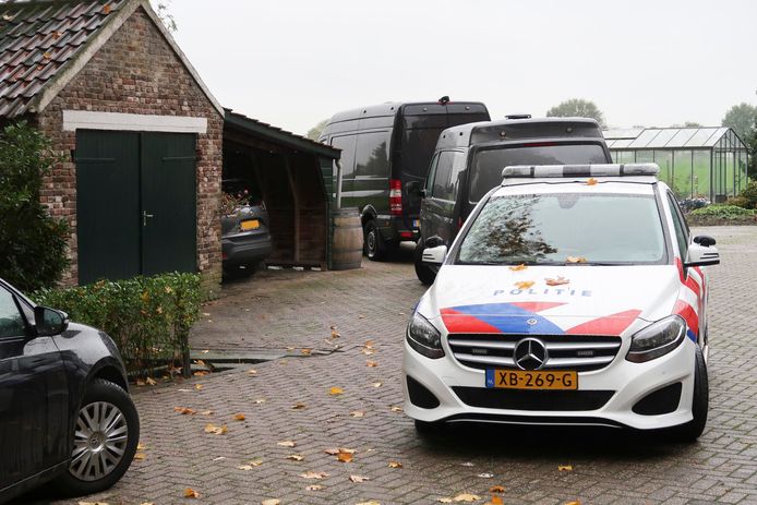 Politie vindt duizenden liters chemicaliën voor levensgevaarlijke drug ...