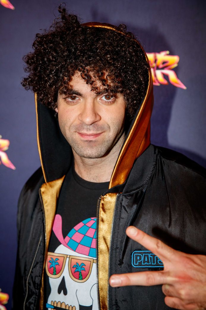 Adil El Arbi ligt aan een infuus, maar is niet weg te slaan van de ‘Bad ...