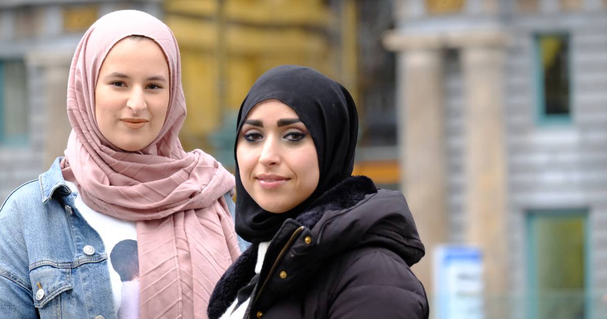 Yasmia (25) en Khadjia (34) zijn eerste vrouwen met hoofddoek in ...